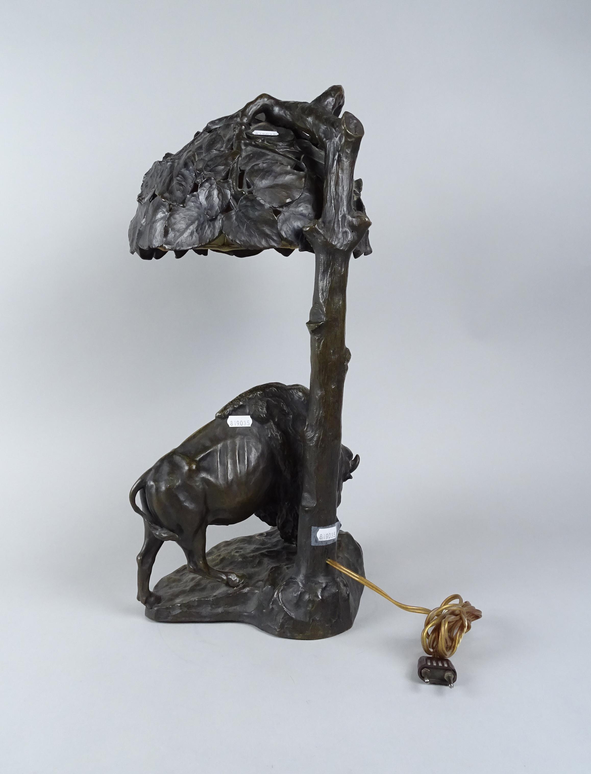 Luminaire : Lampe de bureau en bronze à décor de bison et abat - jour ...