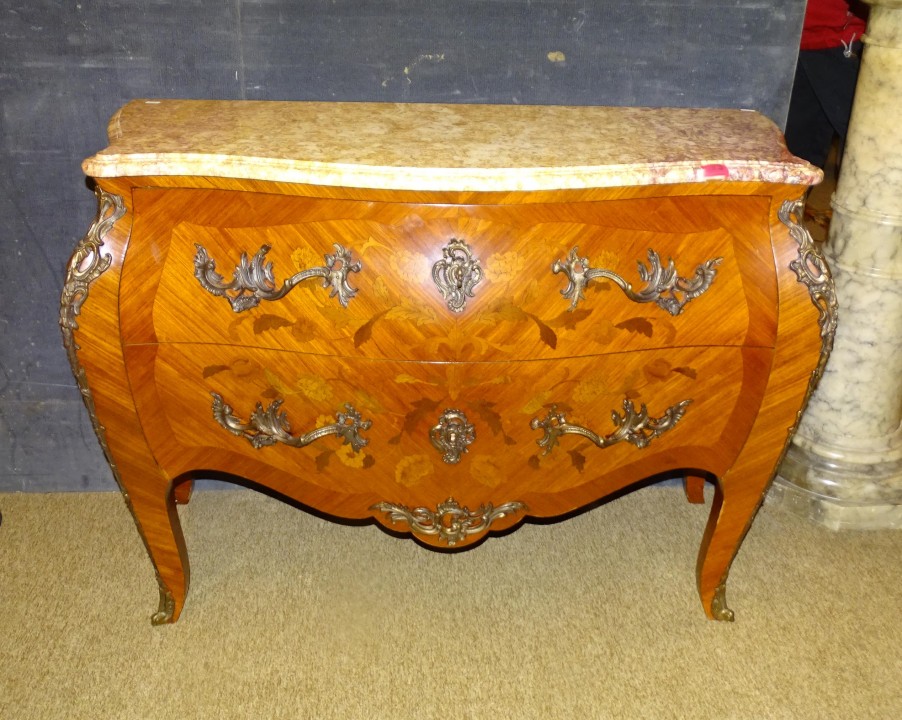 Meuble : commode de style Louis XV en marqueterie de bois dessus marbre ...