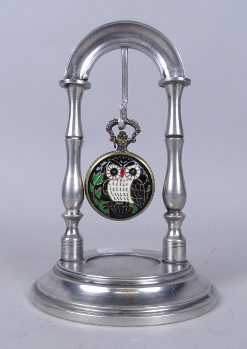 Collection : Porte-montre de gousset portique en étain avec montre de ...